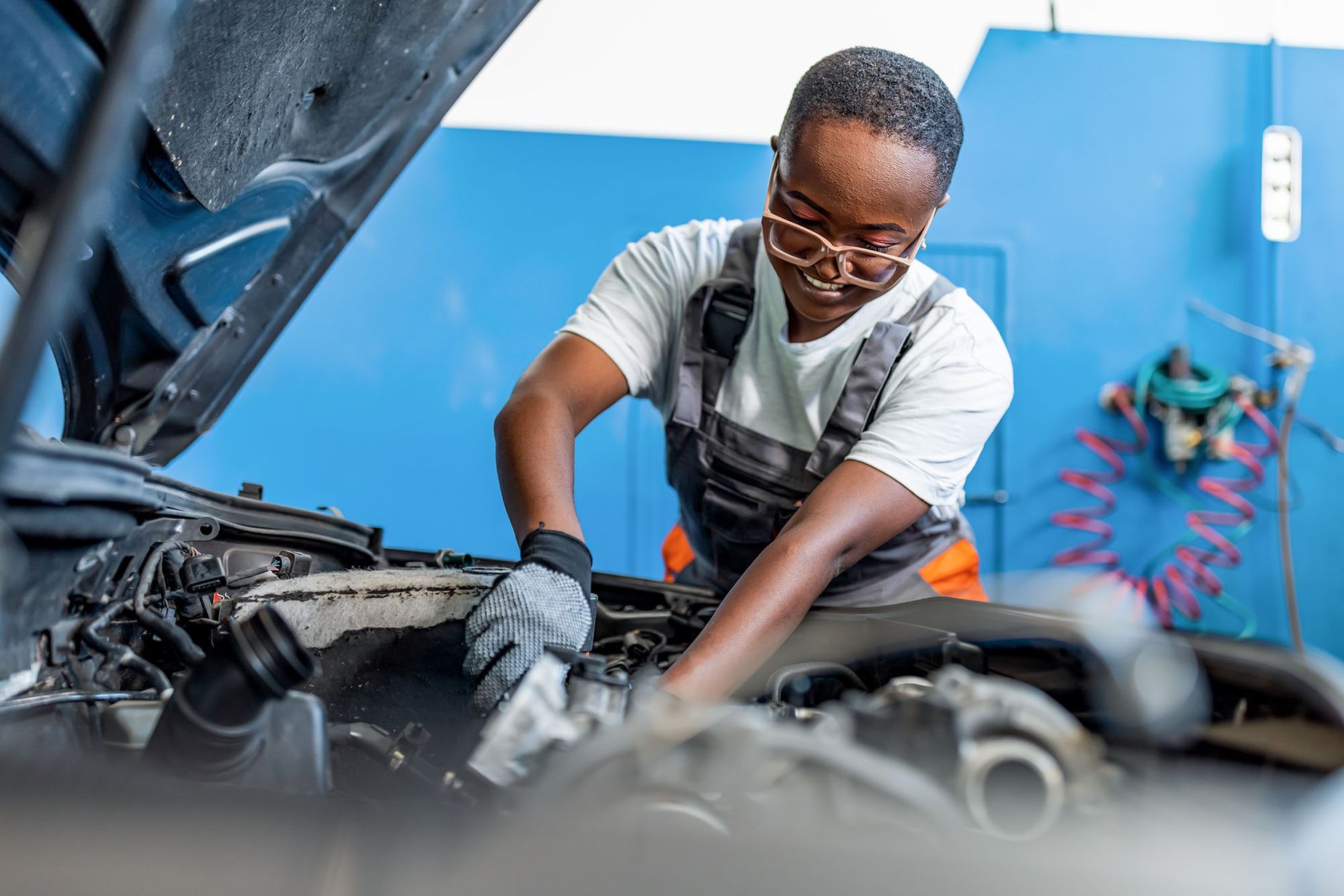 What Is a DIY Self-Service Garage? | Capital One Auto Navigator
