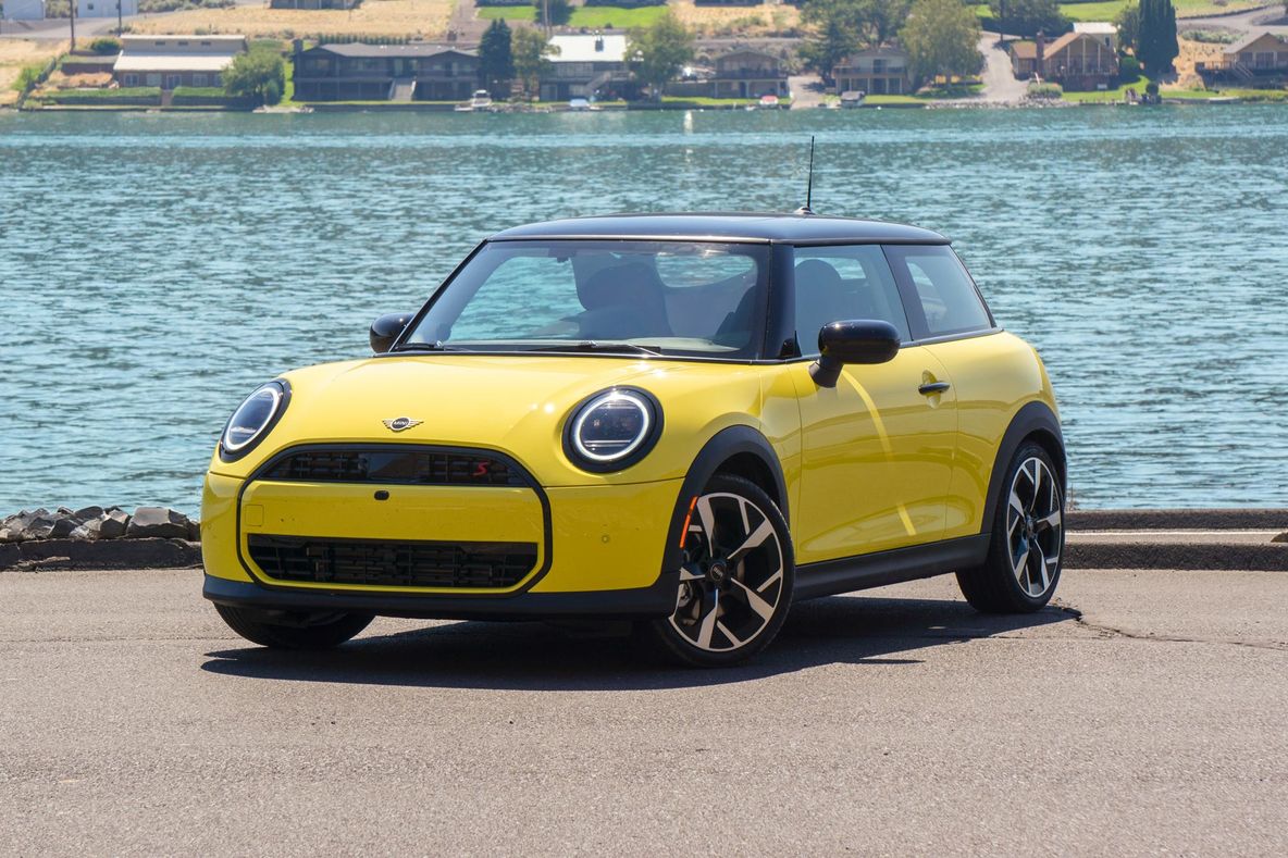 2025 Mini Cooper Hardtop Review and Test Drive | Capital One Auto Navigator