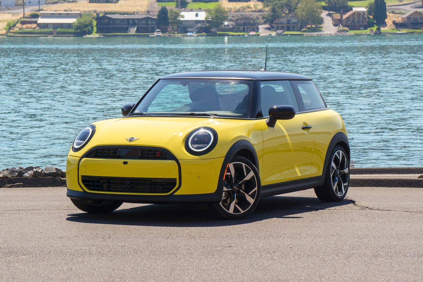 2025 Mini Cooper Hardtop Review and Test Drive | Capital One Auto Navigator