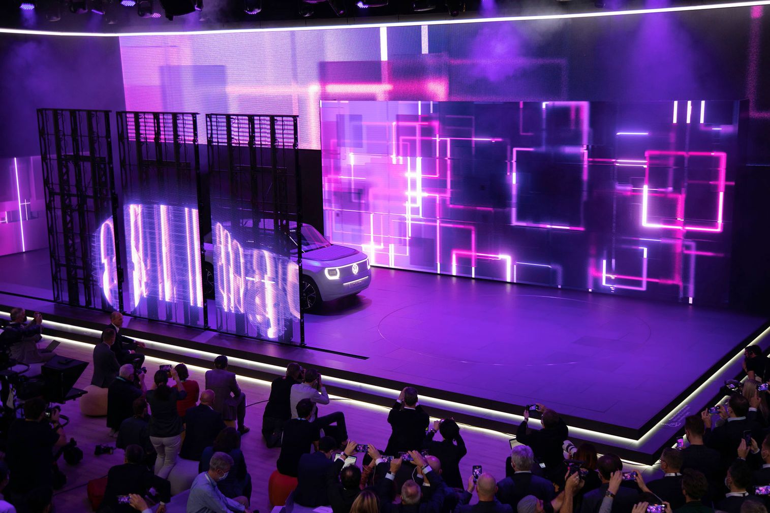 How Apple Changed New-Car Unveilings | Capital One Auto Navigator