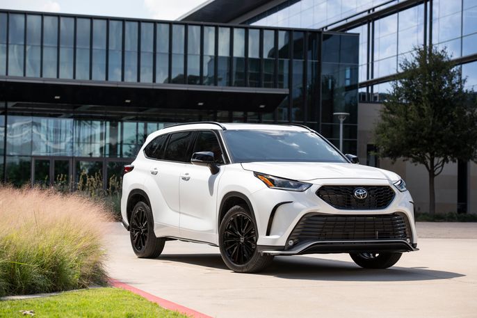 Compared: 2024 Toyota Highlander vs. 2024 Ford Explorer | Capital One ...