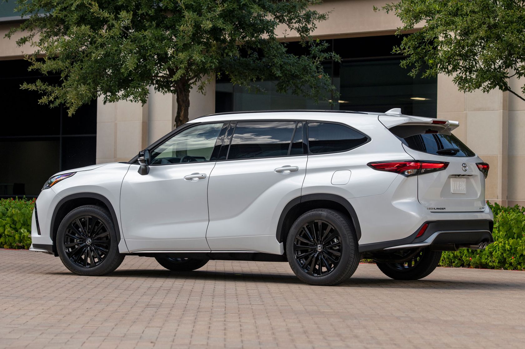 Compared: 2024 Toyota Highlander vs. 2024 Volkswagen Atlas | Capital ...
