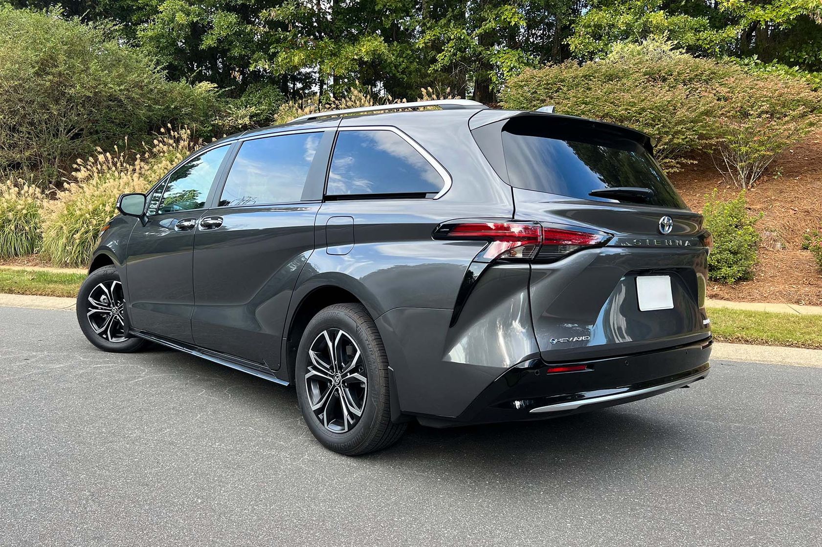 2025 Toyota Sienna Reviews, Price, MPG and More | Capital One Auto ...
