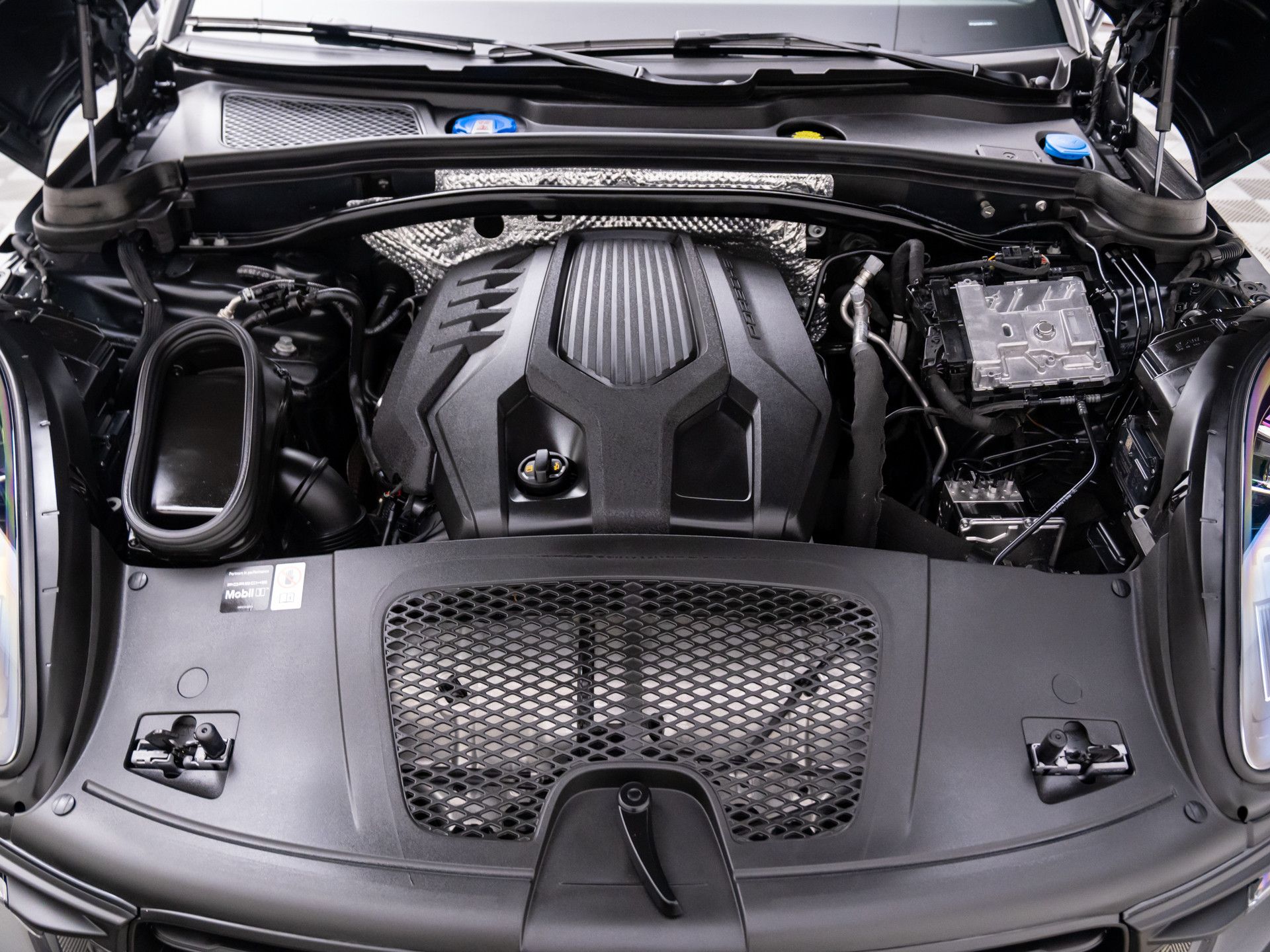 Certified Pre-owned 2025 Porsche Macan Base For Sale in Barrington, IL ...